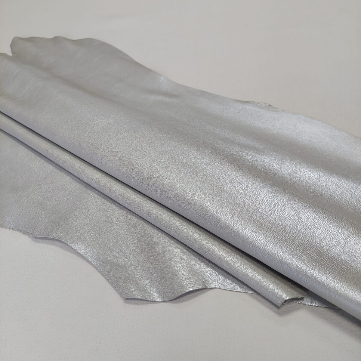 Galanterinė/drabužinė oda - Sidabrinė spalva, dekoruota, minkšta, 0,8mm ...
