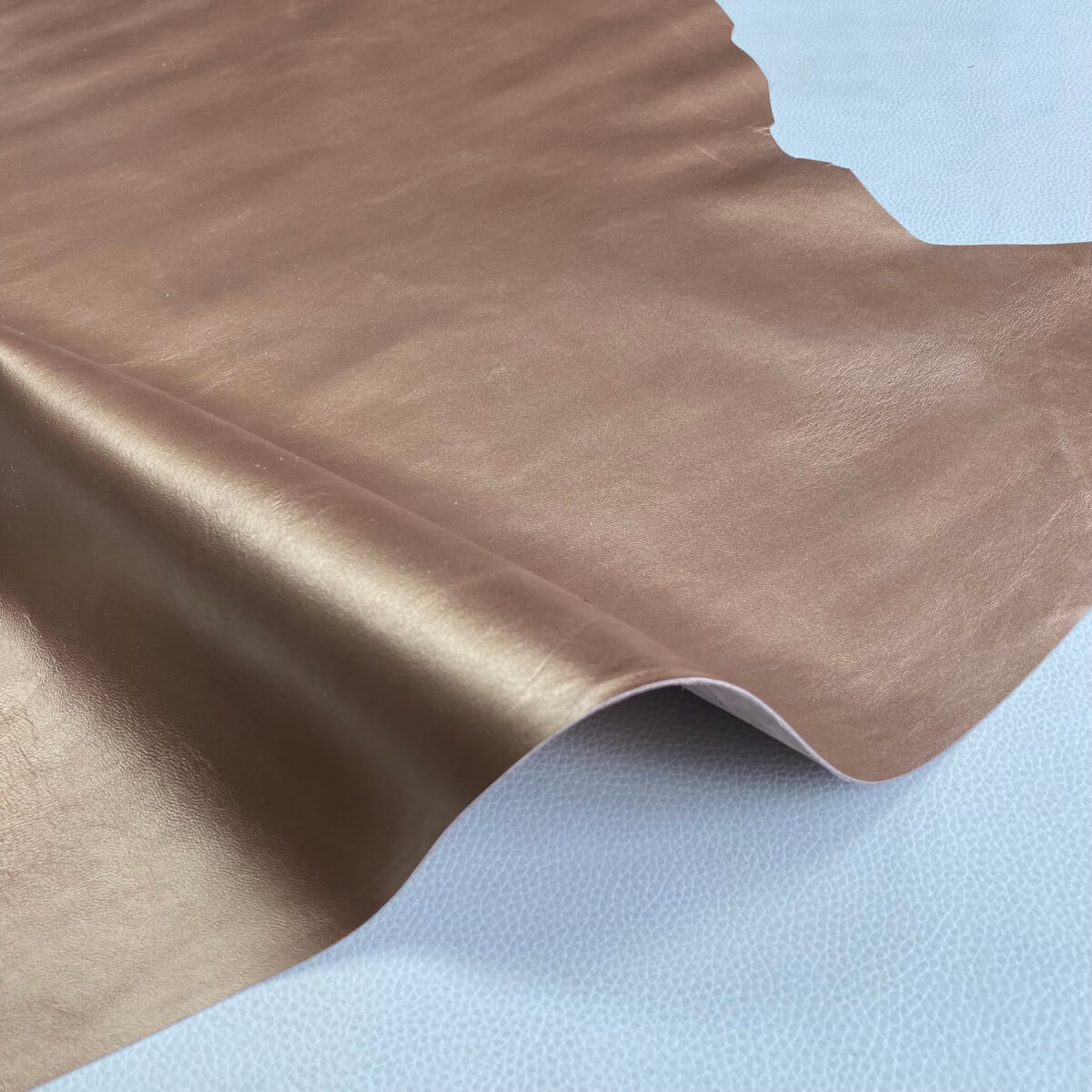 Galanterinė oda - šviesios bronzos spalva, lygi, minkšta, 0,6-0,8mm ...