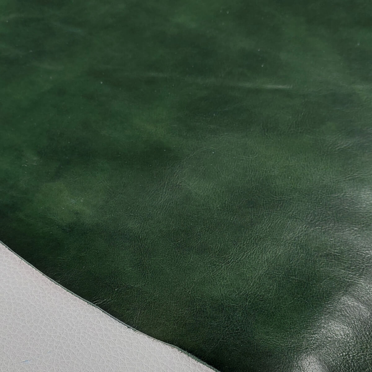 Vegetable tanned leather - Dark green, medium rigid, 1,3-1,5mm - Revaris