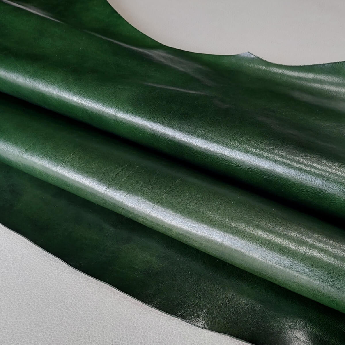 Vegetable tanned leather - Dark green, medium rigid, 1,3-1,5mm - Revaris