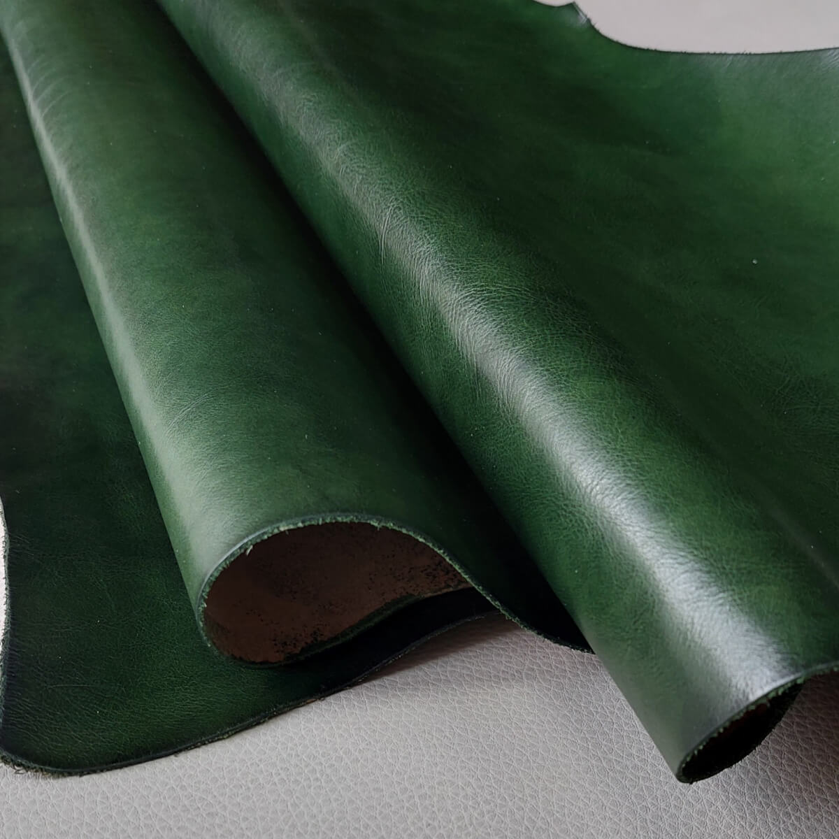 Vegetable tanned leather - Dark green, medium rigid, 1,3-1,5mm - Revaris