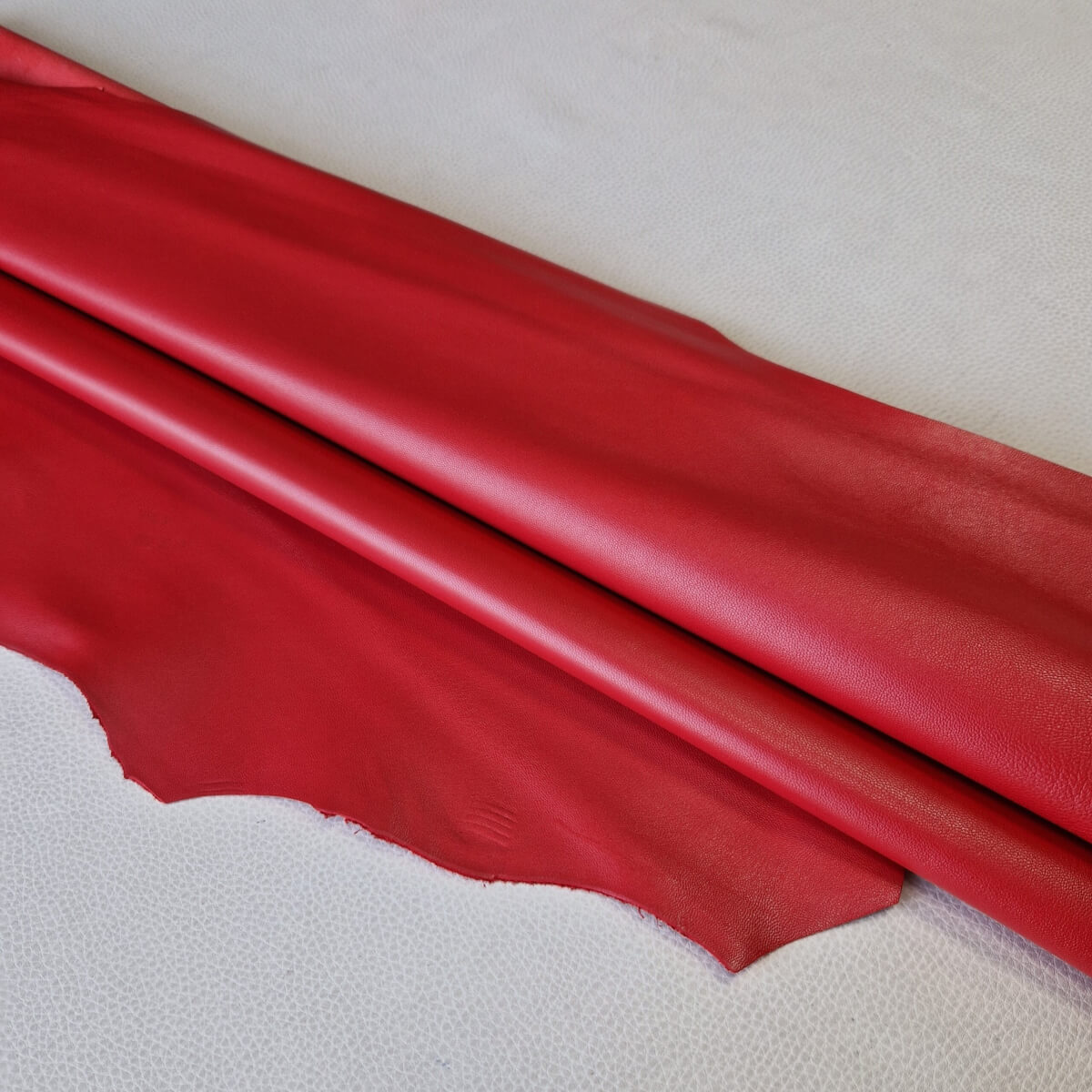 Haberdashery/Clothing leather - Red, soft, smooth, 1,0mm, 75x65cm - Revaris