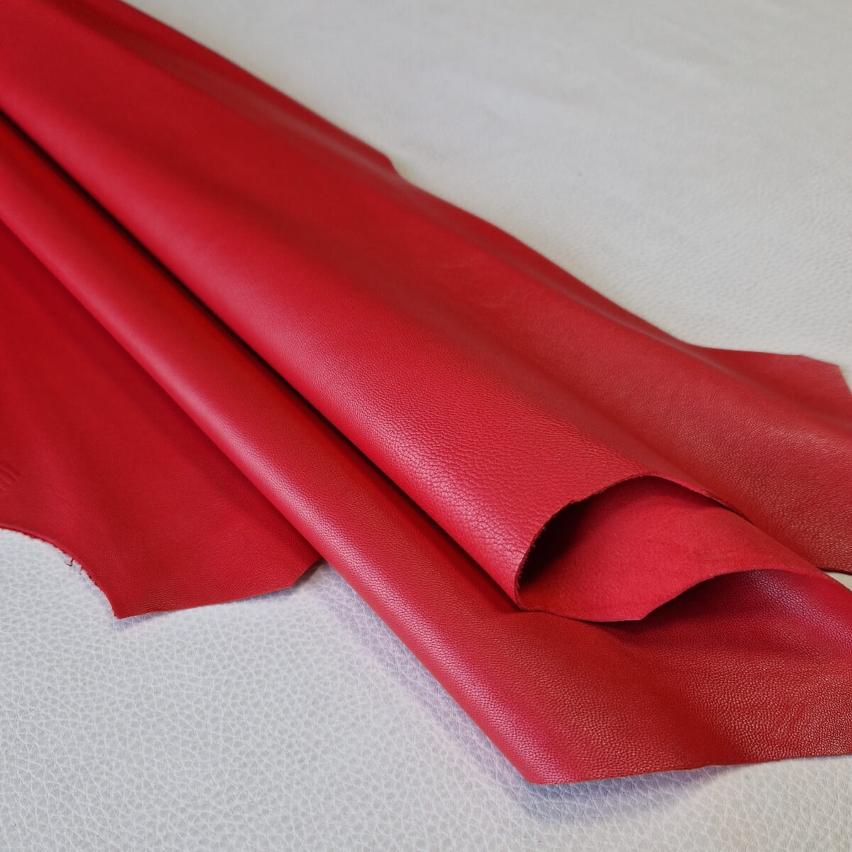 Haberdashery/Clothing leather - Red, soft, smooth, 1,0mm, 75x65cm - Revaris